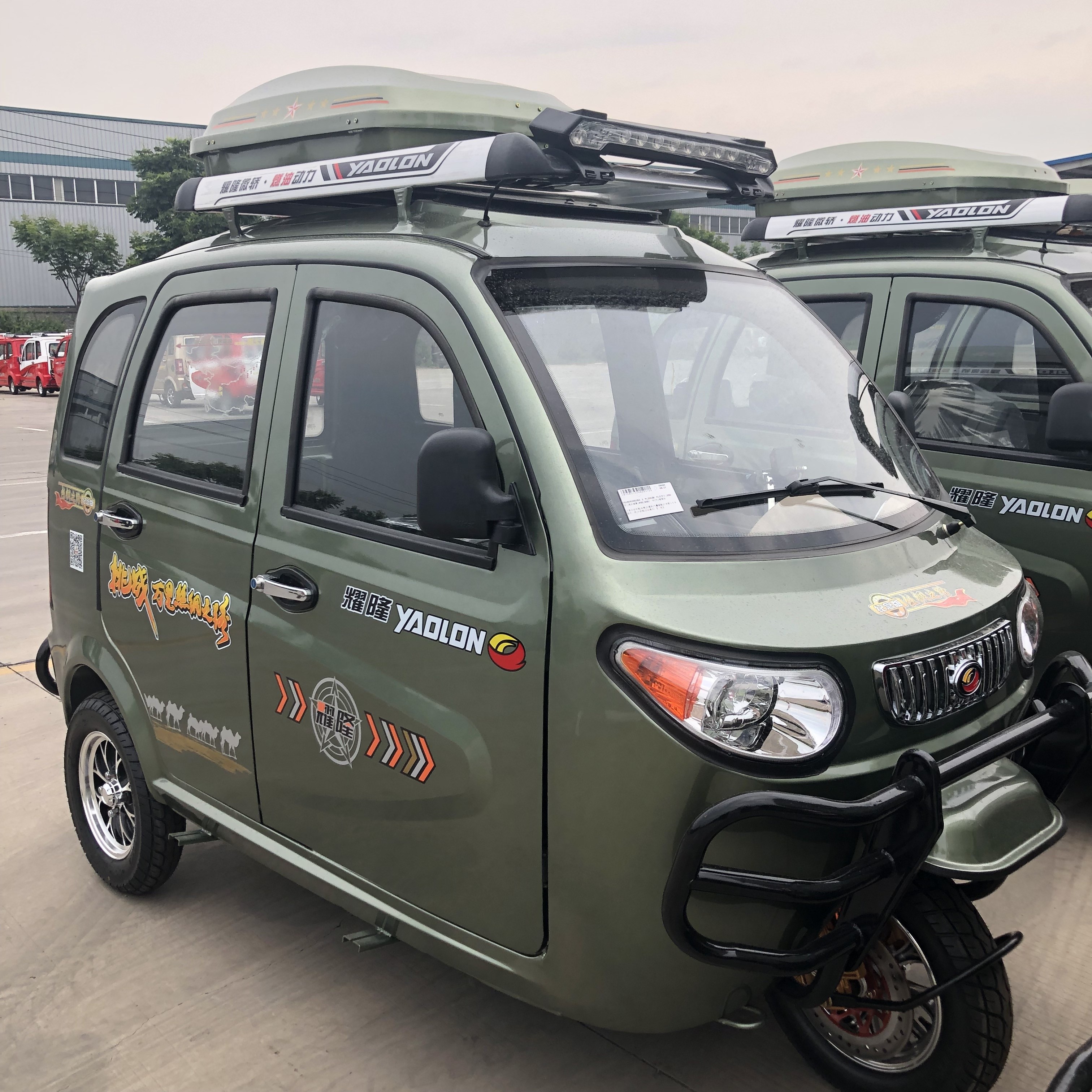 Closed 3 Wheel Petrol 520kg Motorized Passenger Tricycle